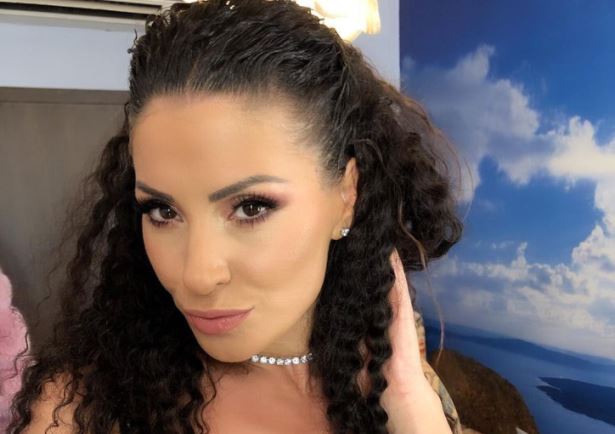 Гавазова се покажа во секси издание од терасата на својата вила - IPortal