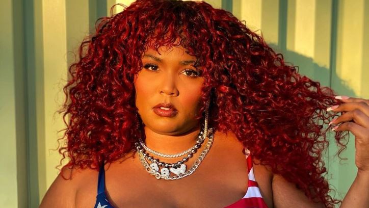 (ФОТО) Пејачката Лизо има 140 килограми, но со гордост се соблекува и ...